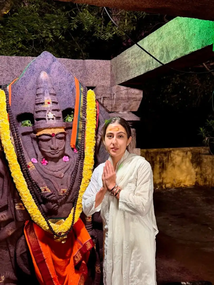 Sara Ali Khan – Traditional Meets Trendy | EconomicTimes