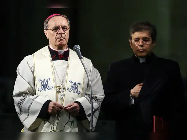 pope francis health rumors: As Pope Francis battles health issues, wild ...