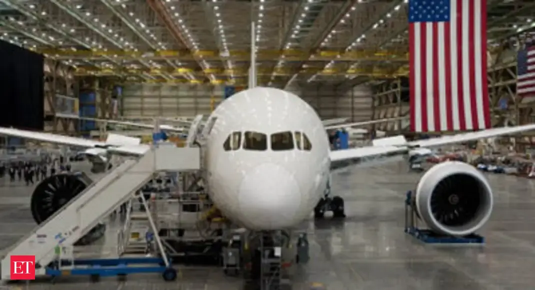 The overhead bin in a Boeing 787 Dreamliner airplane - Boeing 787 ...