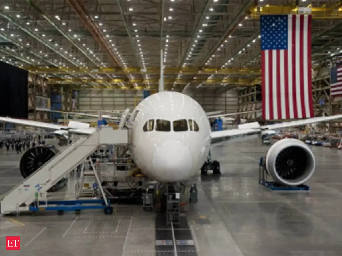 The overhead bin in a Boeing 787 Dreamliner airplane - Boeing 787 ...