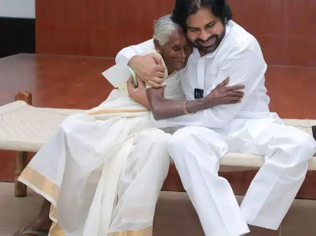 Pawan Kalyan’s heartfelt gesture towards an old lady who prayed for his success inspires ...