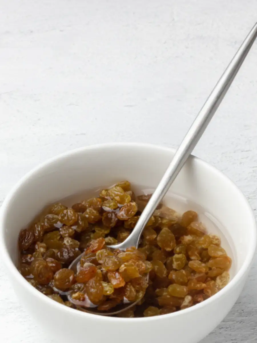 8 surprising benefits of eating soaked raisins every morning ...