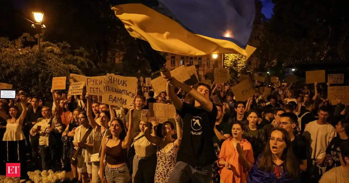 Zelensky anti-corruption law: Kyiv erupts: Massive protests rock ...