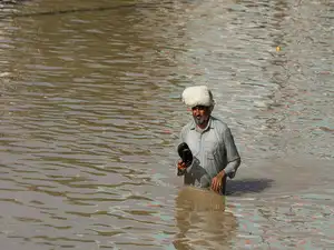 Pakistan: Floods inundate hundreds of Punjab villages, mass evacuations underway - The Economic ...