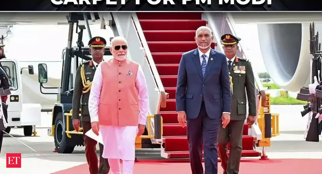 President receives PM Modi at Malr airport, breaking protocol in grand ...