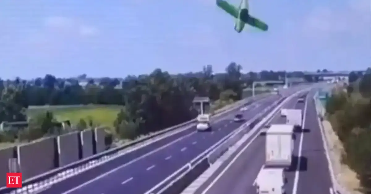 Watch: Shocking video captures deadly plane crash on Italian freeway ...