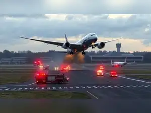 Boeing 787-8 Dreamliner engine failure: Emergency landing: United ...