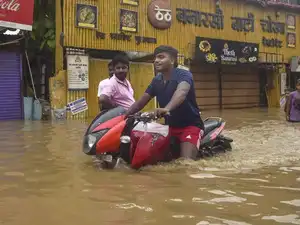 Flood situation along the Ganga river continues, school in Varanasi ...