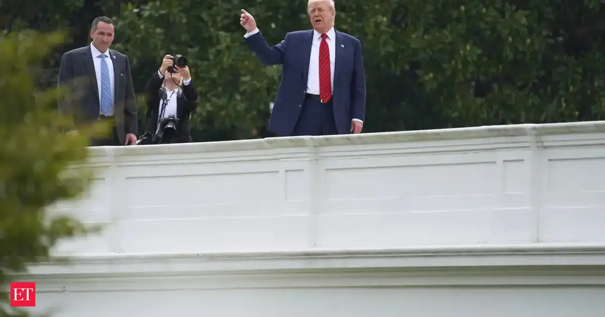 trump white house roof: Trump climbs White House roof, yells at ...