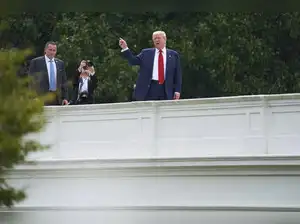 trump white house roof: Trump climbs White House roof, yells at ...