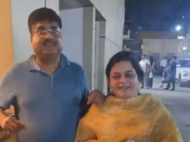 Delhi restaurant-bar comes under fire as they refuse entry to a couple clad in Indian attire ...