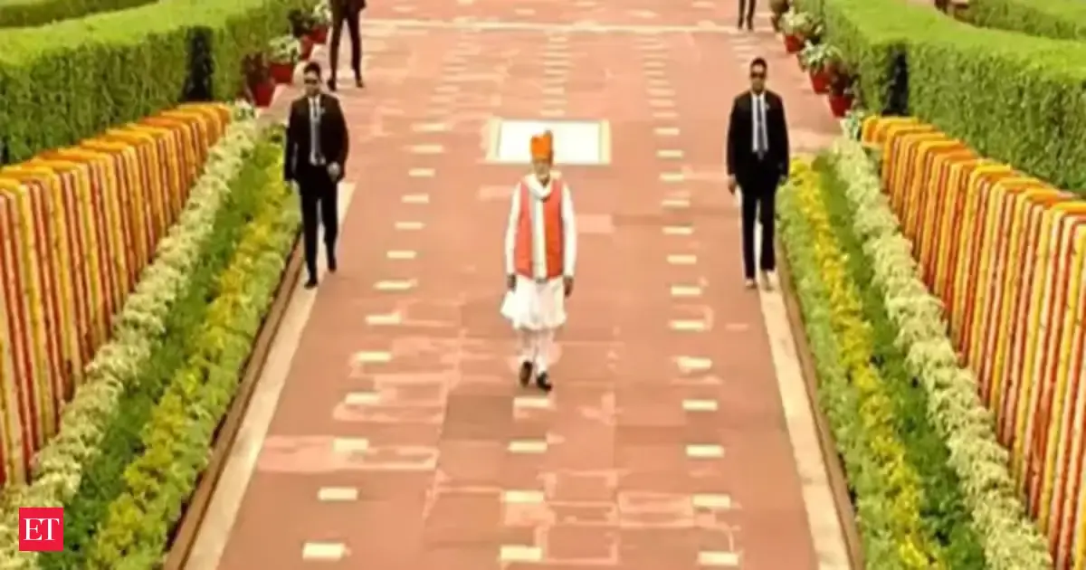PM Modi pays tribute to Mahatma Gandhi at Rajghat on 79th Independence ...