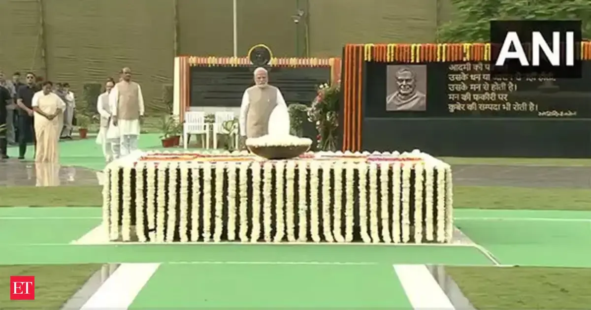 PM Modi pays floral tributes to Atal Bihari Vajpayee on his death ...
