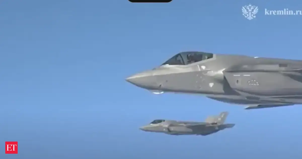 US F-22 and F-35 escort Putin’s ‘Flying Kremlin’ out of Alaska as he ...