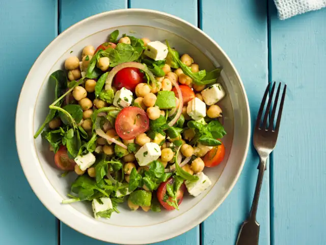 8 best salads for weight loss that keep you full and energized - Greek ...