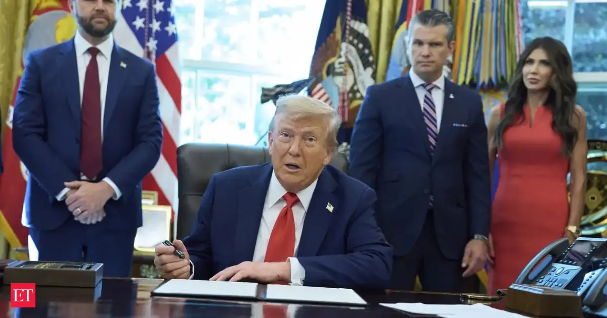 ‘Get out of the room’: Trump kicks out his Oval Office staff for ...