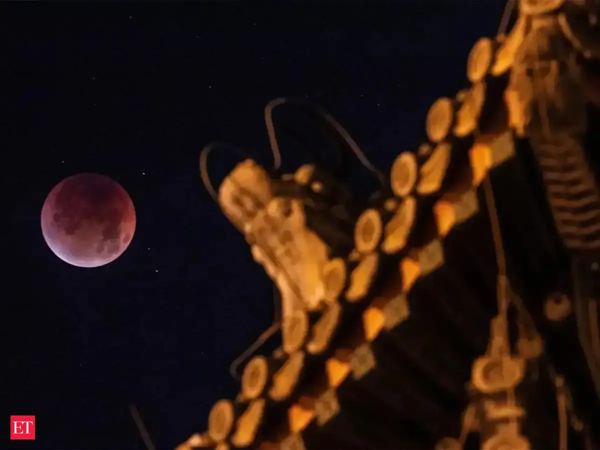 Lunar Eclipse 2025: Stunning 'Blood Moon' lights up the night sky ...