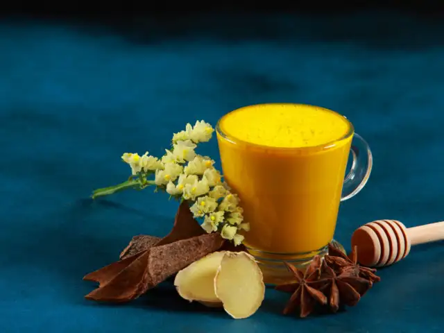 7 amazing benefits of drinking turmeric milk before bed every night - Turmeric milk before bed ...