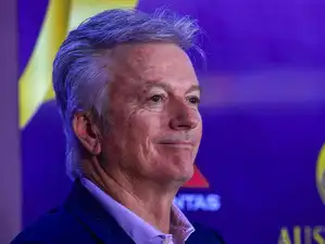 Cricketing legend Steve Waugh takes guard for new India innings, this ...