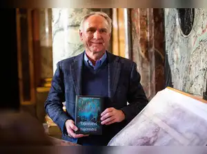 dan brown engagement: The Da Vinci Code author Dan Brown Engagement: Who is his fiance Judith ...