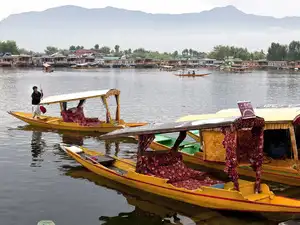 Special military train ferries tanks, artillery guns to Kashmir - The ...