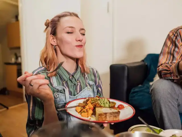 Chewing alone can cure bloating and gas? here's what the science ...