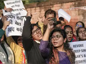 Unnao rape victim, family protest at Jantar Mantar - The Economic Times