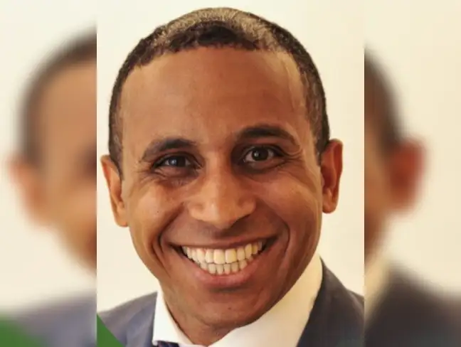 NFL referee Dominique Pender, who sprinted 30 yards to break up Raiders ...