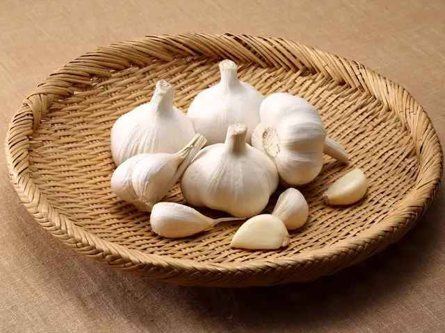Eating raw garlic daily: 5 incredible benefits that will surprise you ...