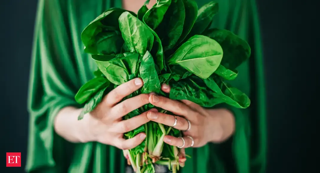 10 foods that help control blood sugar levels naturally - Leafy Green ...