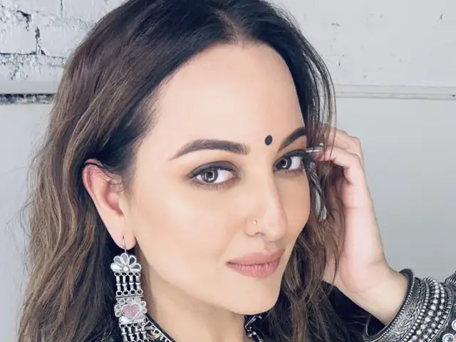Sonakshi Sinha Proves Makeup Is Pure Confidence - Bollywood’s Makeup ...