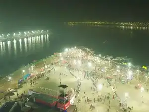 Lakhs of pilgrims take holy dip on Makar Sankranti; heavy rush at ...