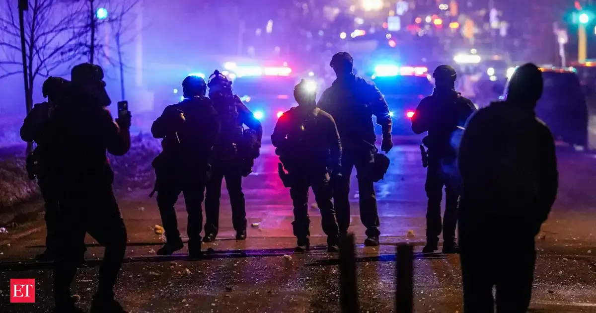 Federal immigration agents filmed dragging a woman from her car in ...