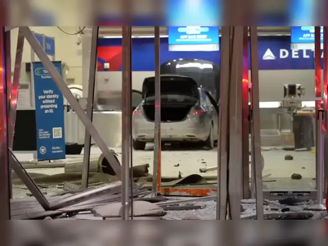 Car crashes into Detroit airport terminal: 6 injured, suspect in ...