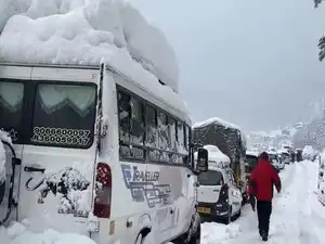 Life in Manali paralyzed by snow, tourists stranded on National Highway ...