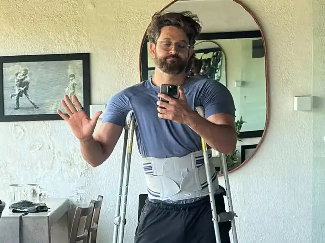 Hrithik Roshan spotted on elbow crutches at party, fans worry about ...