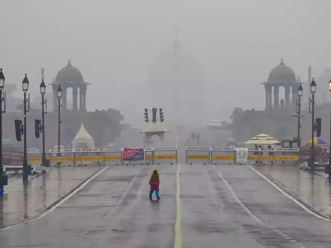 Delhi weather update: Light rain lashes Delhi after earliest 30°C ...