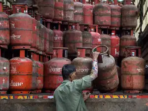 LPG bookings fall to 77 lakh; no fuel shortages, online bookings rise ...
