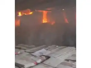Massive fire engulfs textile factory in Surat - The Economic Times