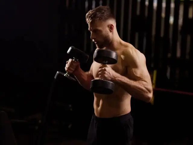 7 bicep exercises for better arm definition - Standing Alternating ...