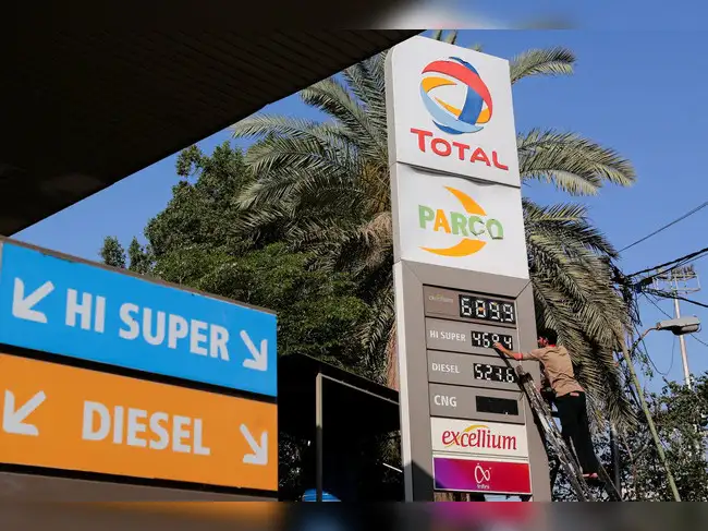 Petrol price hike to PKR 459 sparks protests in Pakistan, forces ...