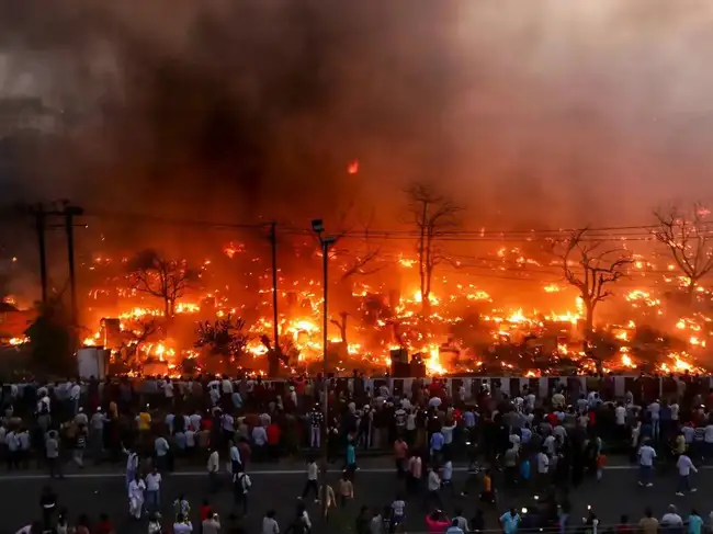 Lucknow: Fire leaves over 1,000 homeless as 50 LPG cylinders explode in ...