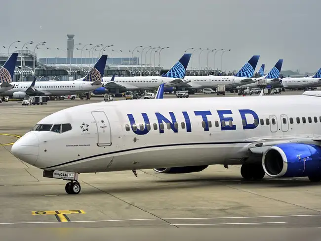 WATCH: United Flight 169 hits truck, clips light pole near Newark ...