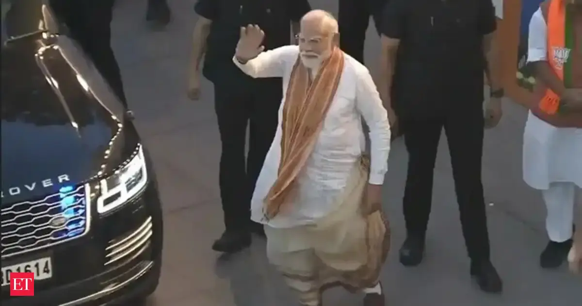 PM Modi wears traditional Bengali dhoti and kurta as BJP clean sweeps ...