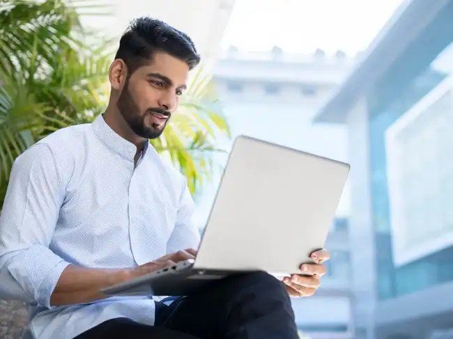 'From tomorrow I won’t log in': Corporate employee retires at 35 after ...