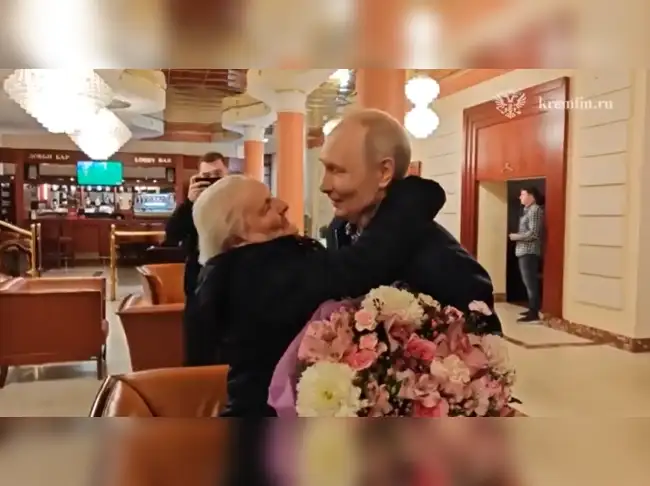 Putin meets former German teacher Vera Gurevich: Viral video shows ...