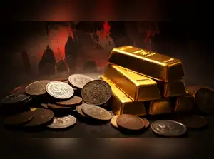 Gold vs silver which is better investment: Gold could hit $5,800 this ...
