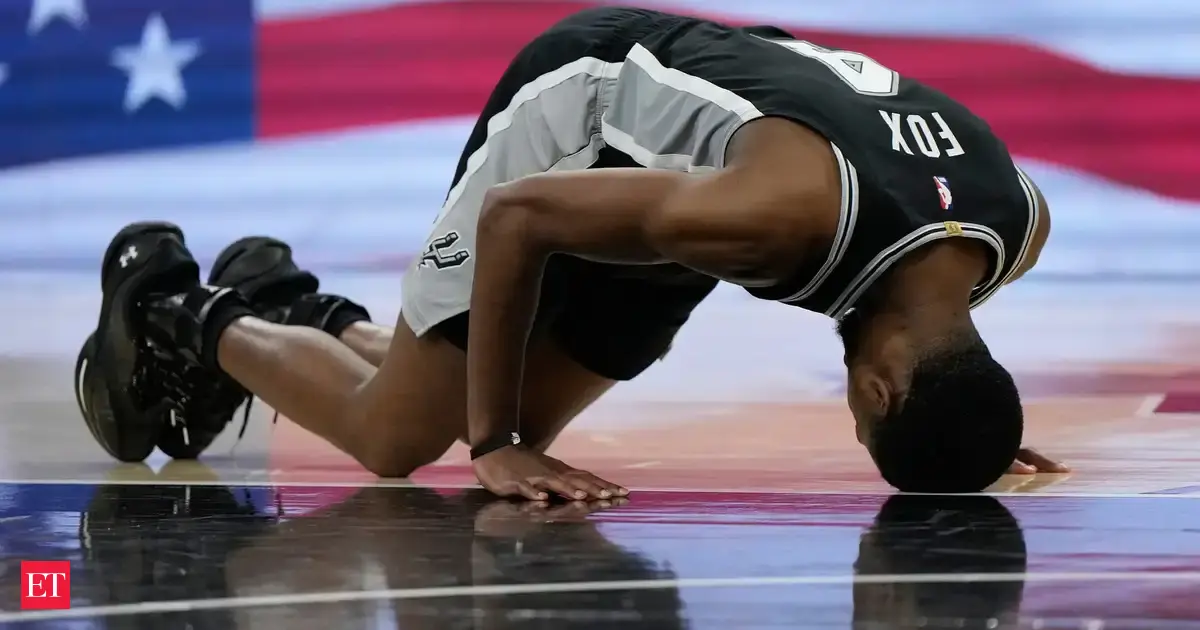 De’Aaron Fox injury update: Spurs star hobbles off court in third ...