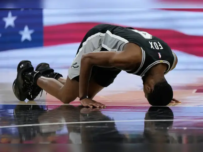 De’Aaron Fox injury update: Spurs star hobbles off court in third ...