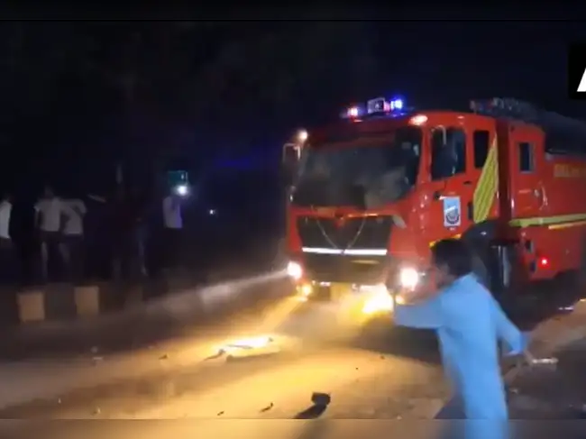 Delhi Shastri Nagar fire: Stone pelting, chaos and massive losses as ...
